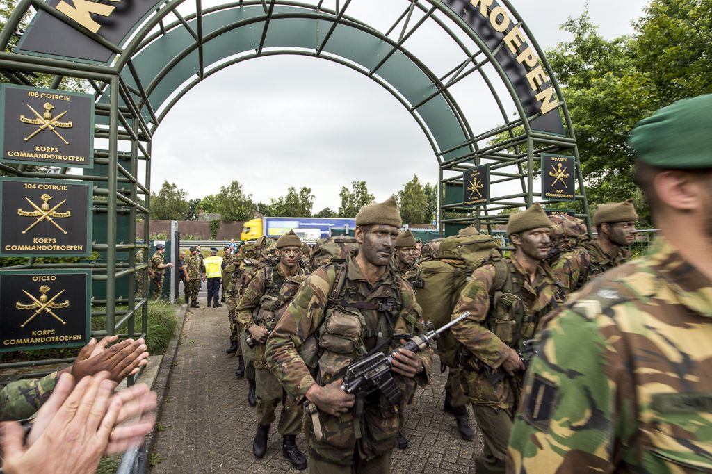 Elementaire commando-opleiding eindigt na 8 loodzware weken. | Korps ...
