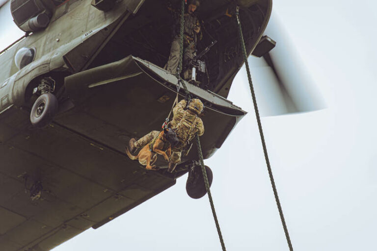 x-fast-rope-rack-met-operator-en-mwd-2-ch47-chinook | Korps Commandotroepen